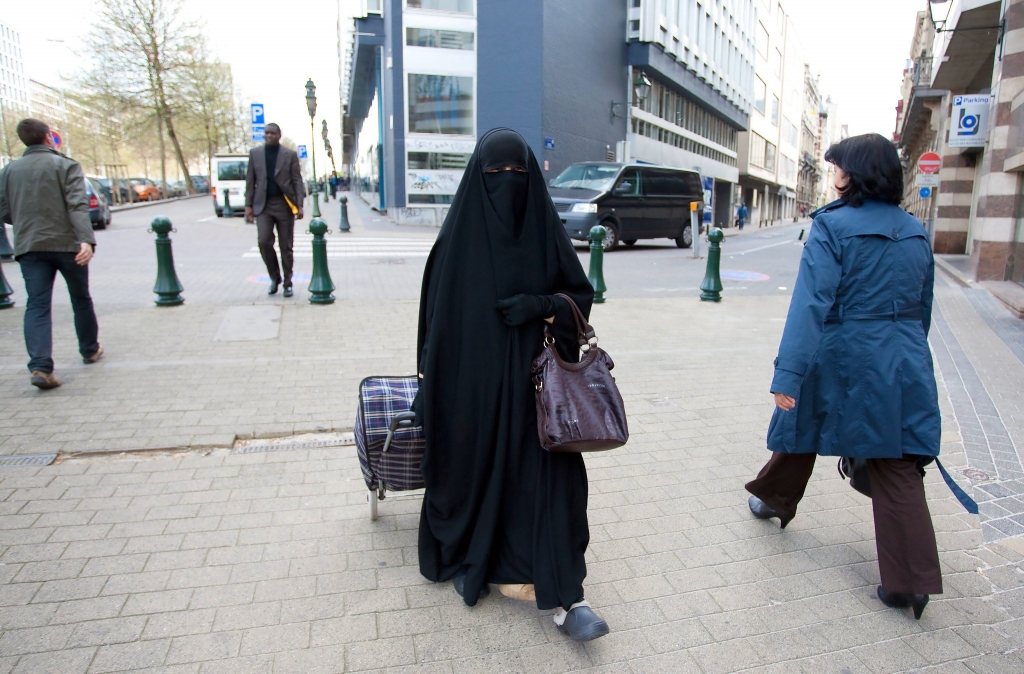 Suisse: vers l’interdiction du voile intégral dans l’espace public - Le ...